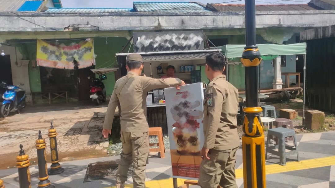 Satpol PP dan Damkar Tala Kembali Tertibkan Banner yang Dipasang di ...